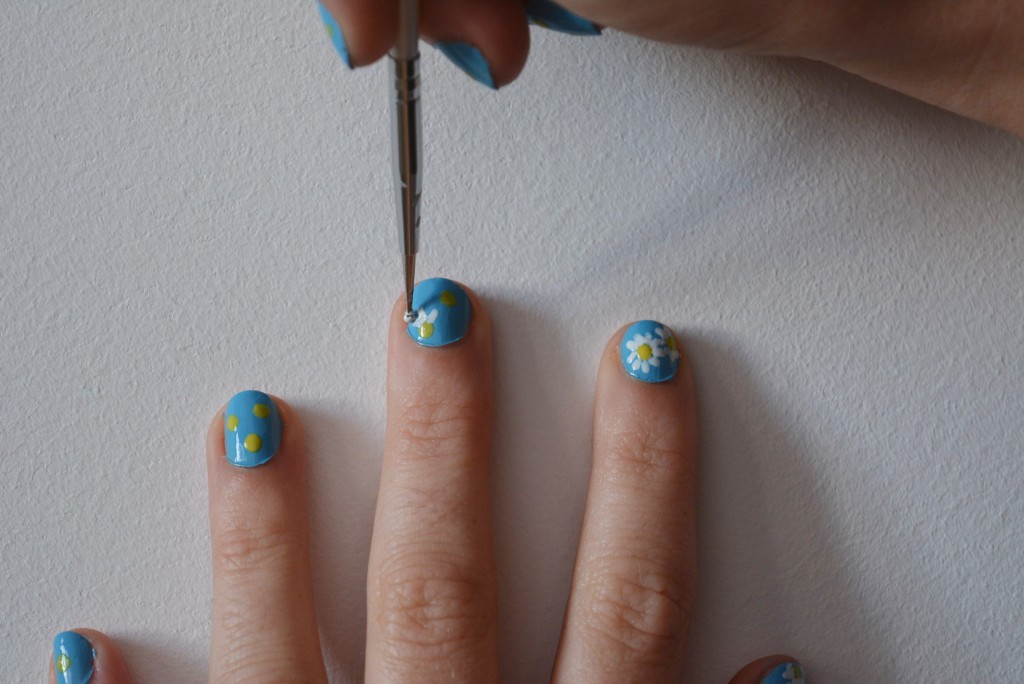Easy Daisy Nail Art